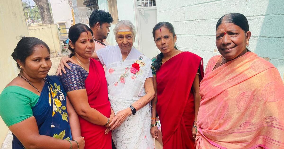 famous playback singer s. janaki who had the vision of nimishamba devi ...