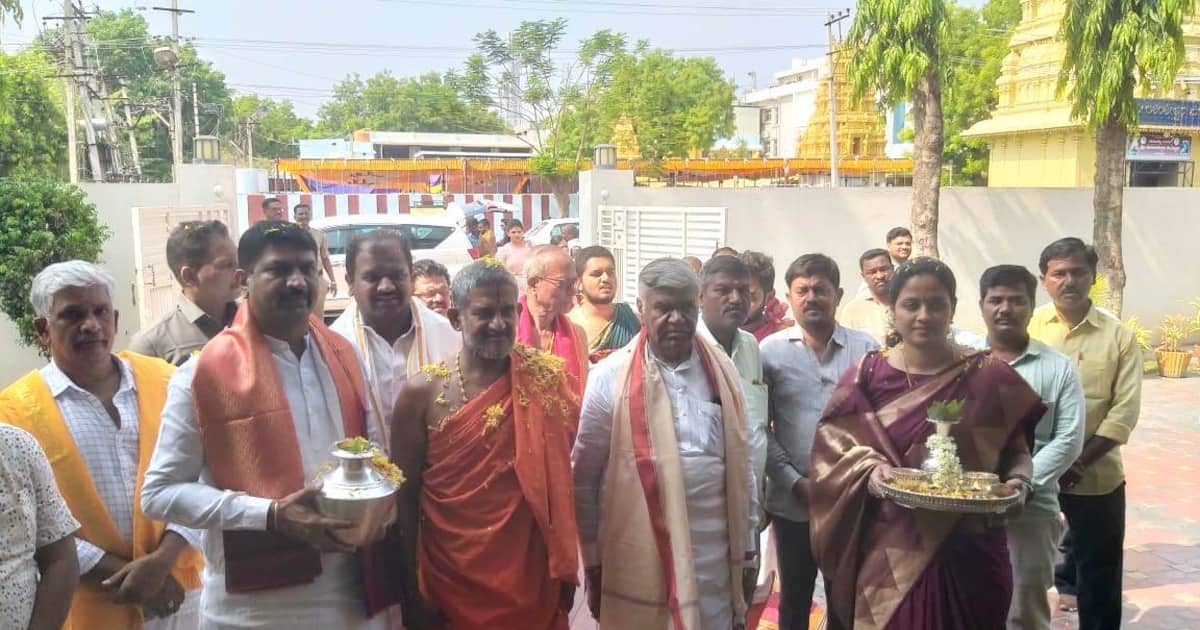 a grand welcome for pejavar sri in gangavati