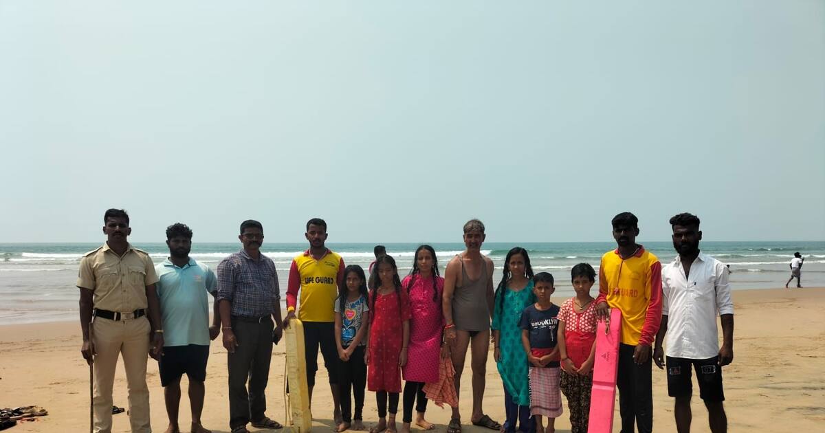 rescue of 8 tourists who were drowning in the sea - rescue of 8 ...