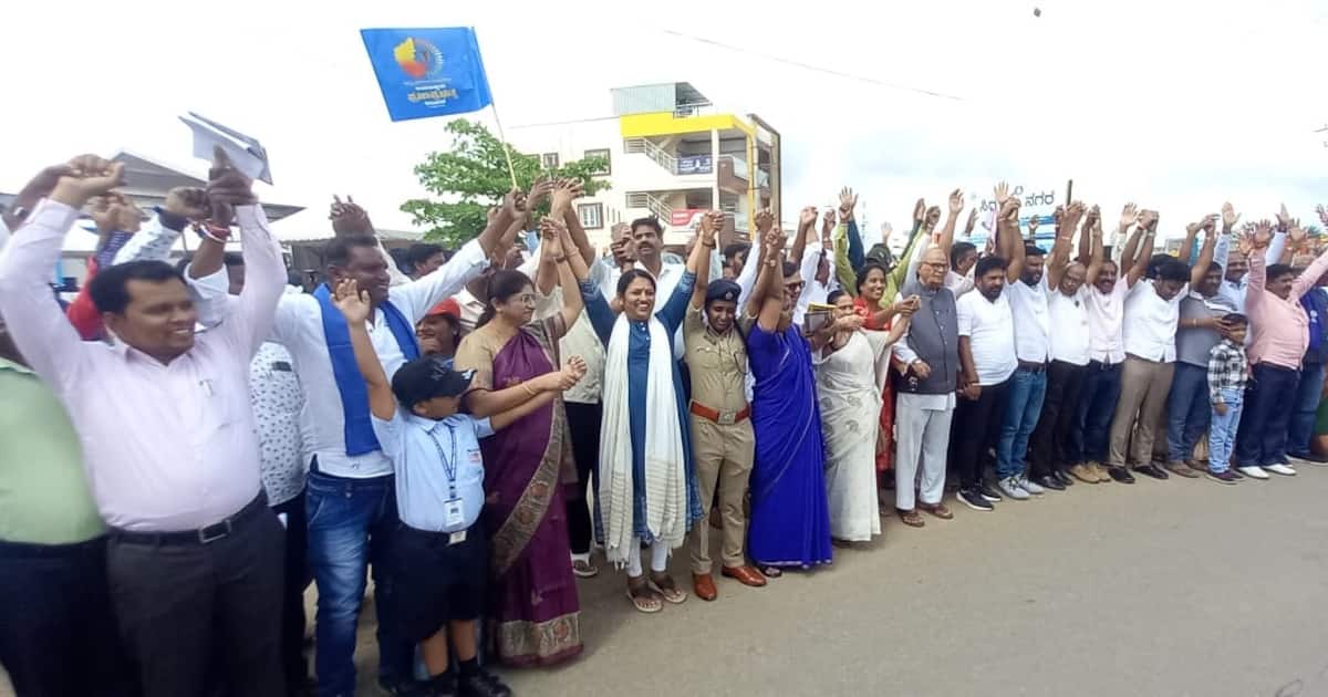 long human chain formation hassan on international democracy day