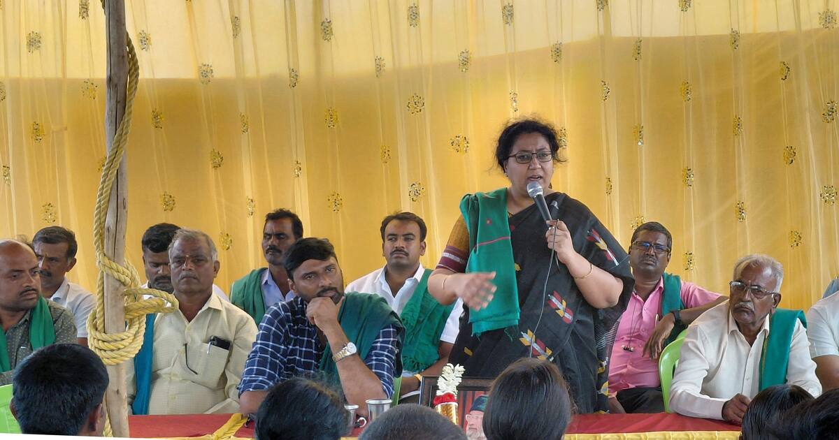 thousands of farmers come to the devanahalli struggle