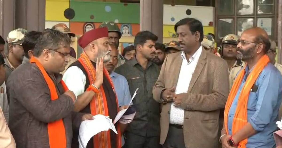 pramod mutalik insists to vacate bankapur dargah