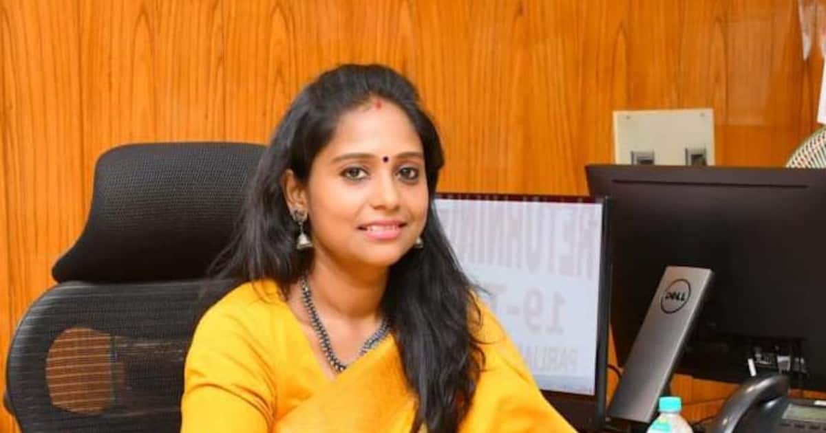 polling officers leave on time for election duty