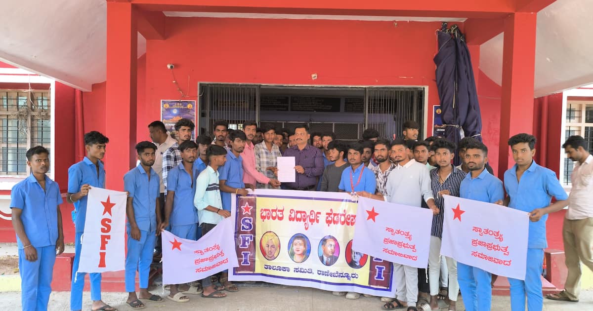 protest by sfi workers demanding to drop the decision to close haveri ...