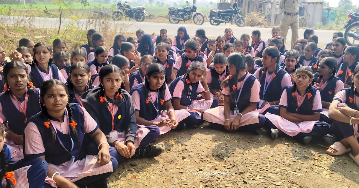 the spark of the female students for the misbehavior of the headmaster