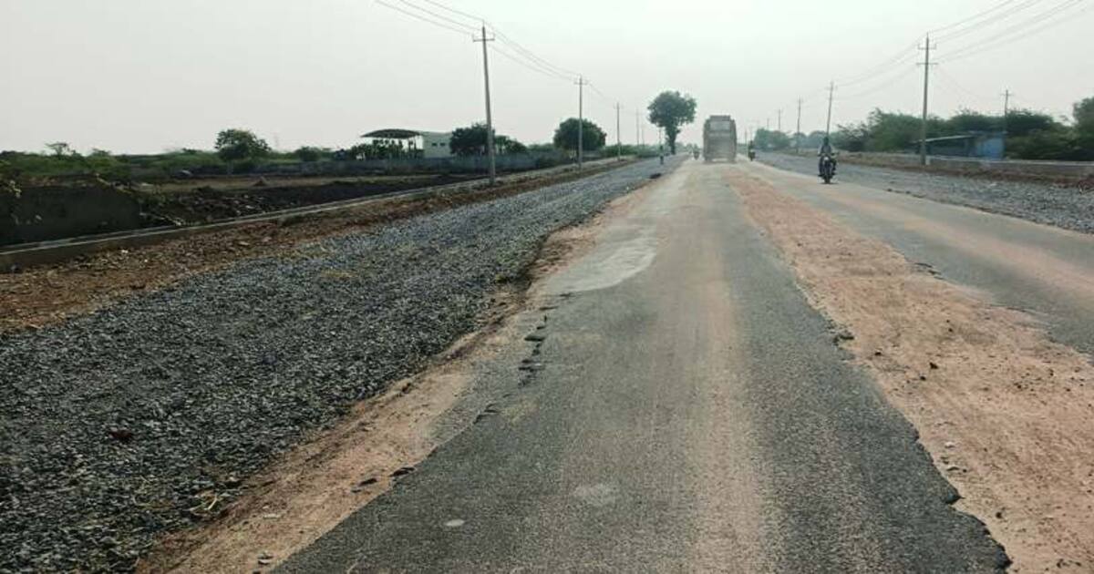 highway extension work stopped halfway, people flood