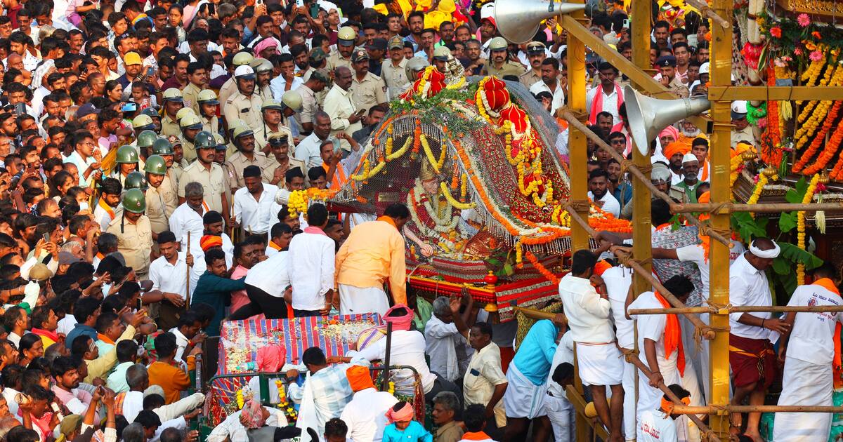 siddharudhar's chariot festival amidst 6 lakh devotees